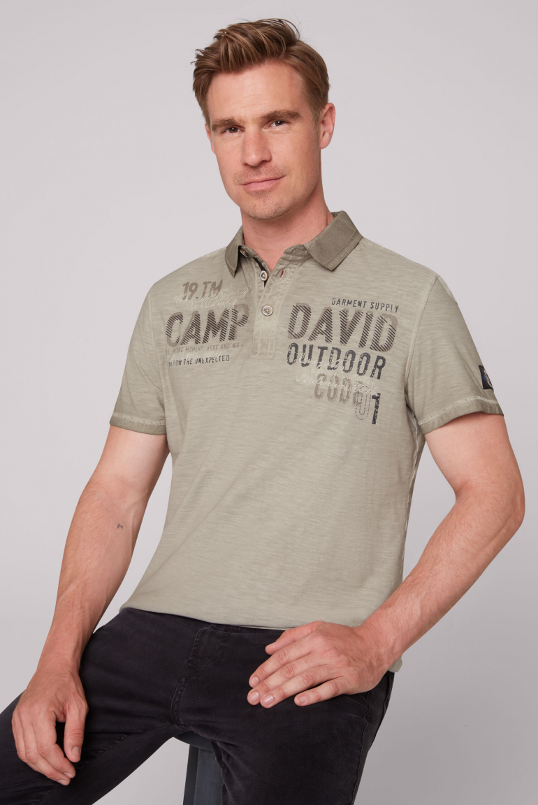 CAMP DAVID & SOCCX | Polo mit Schultertapes und Logo Artwork fossil brown